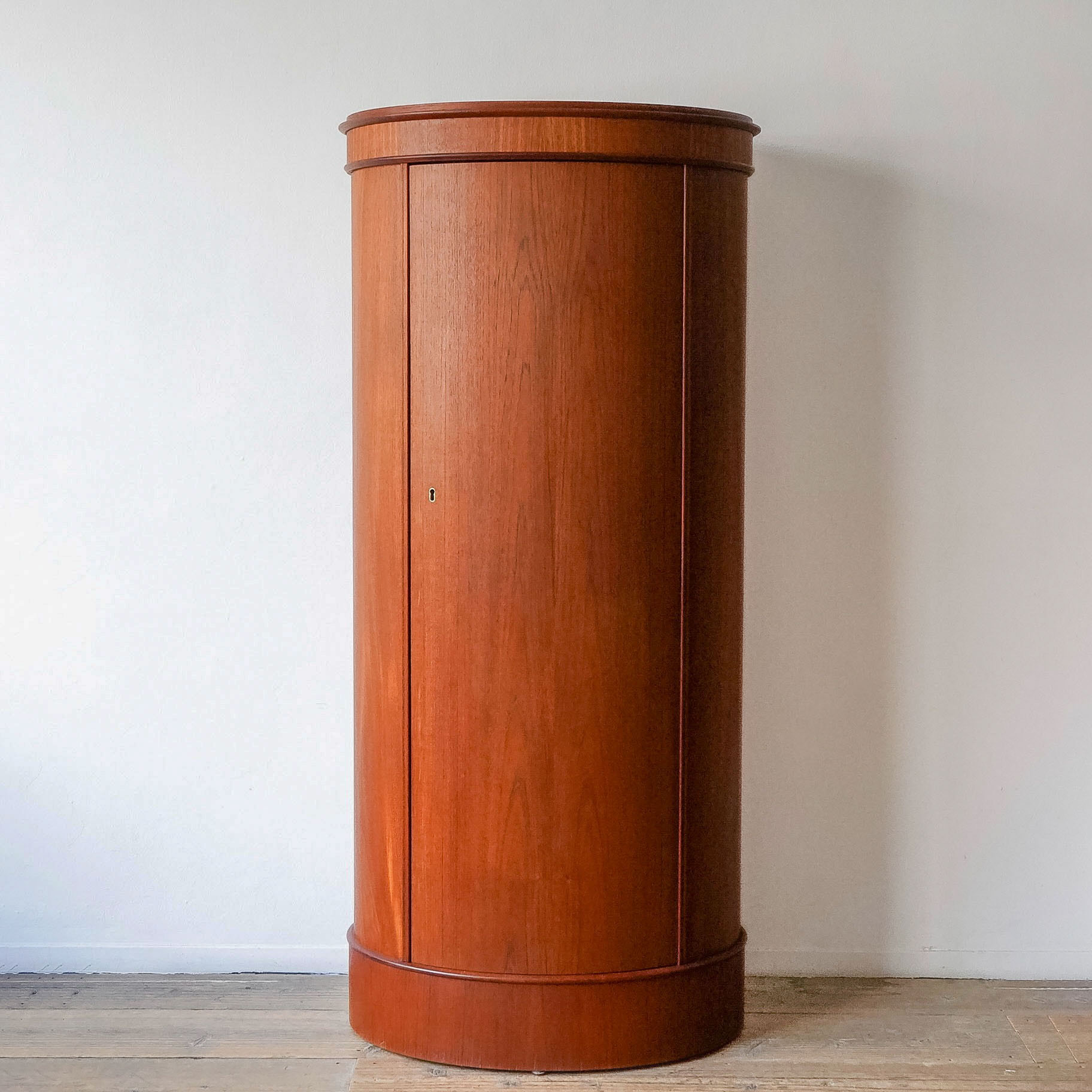 Round Bar Cabinet No.205 - minä perhonen