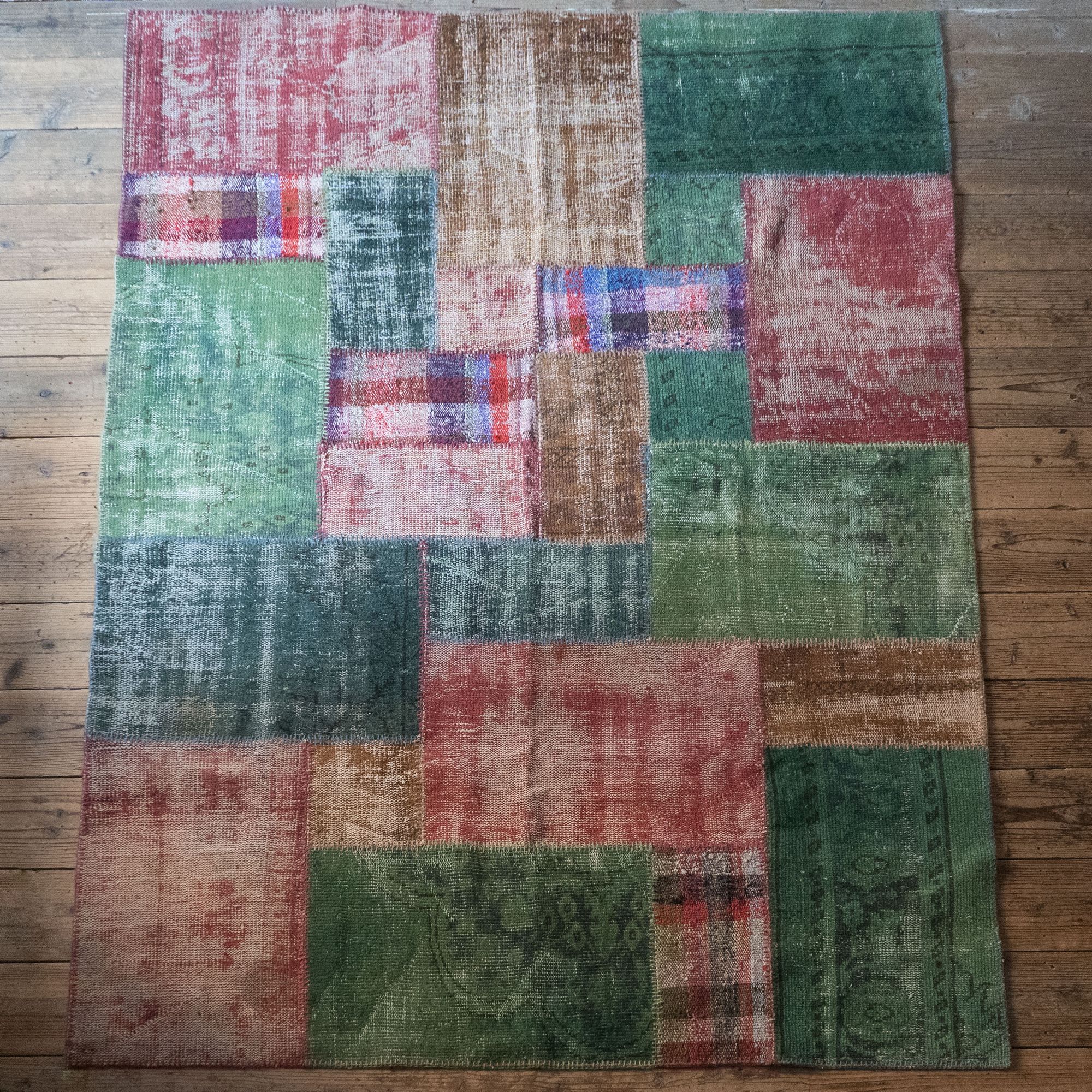 Patchwork Rug Red / Green Mix - minä perhonen
